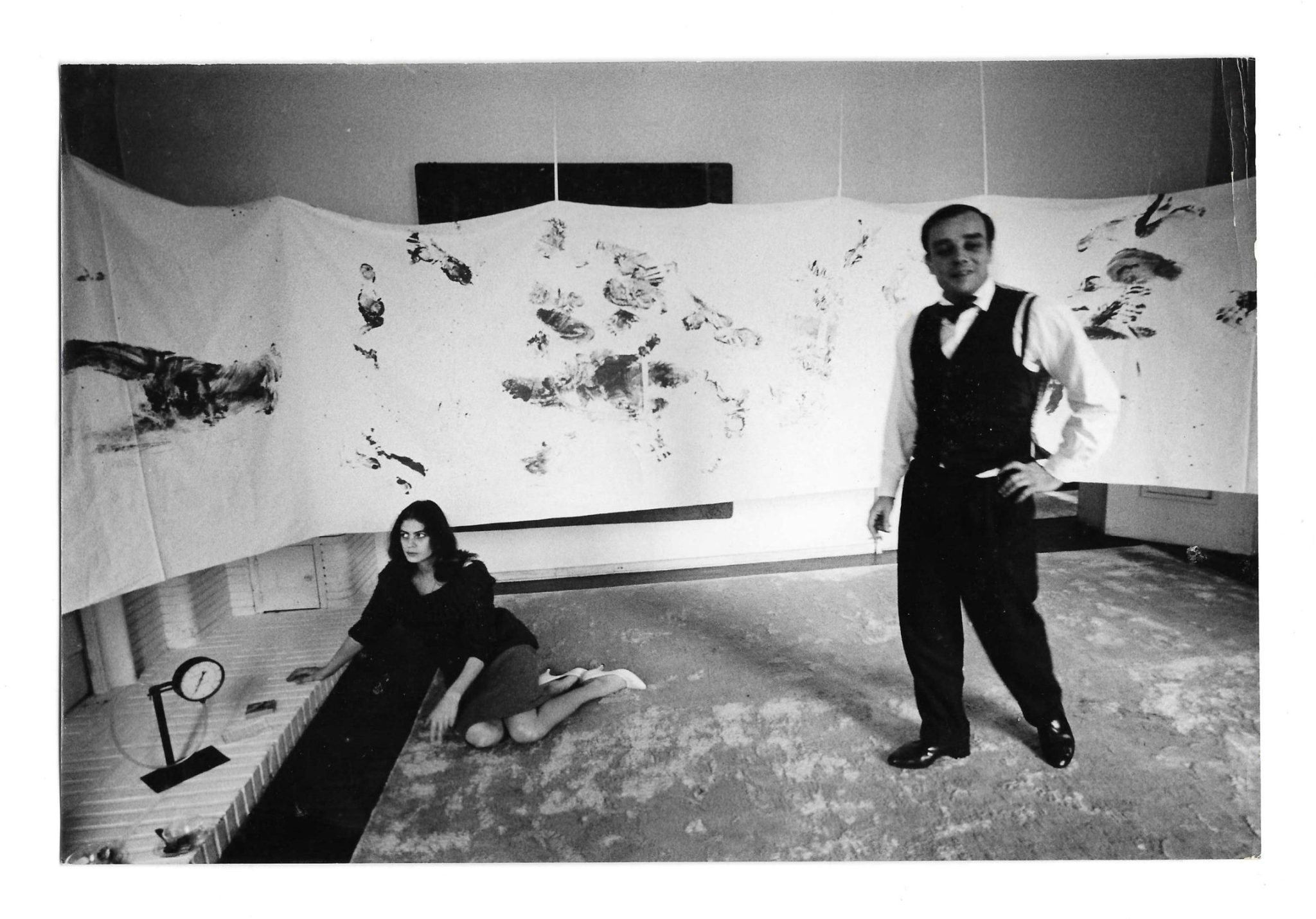 Yves Klein Et sa femme devant les empreintes de Nouveaux Réalistes ...